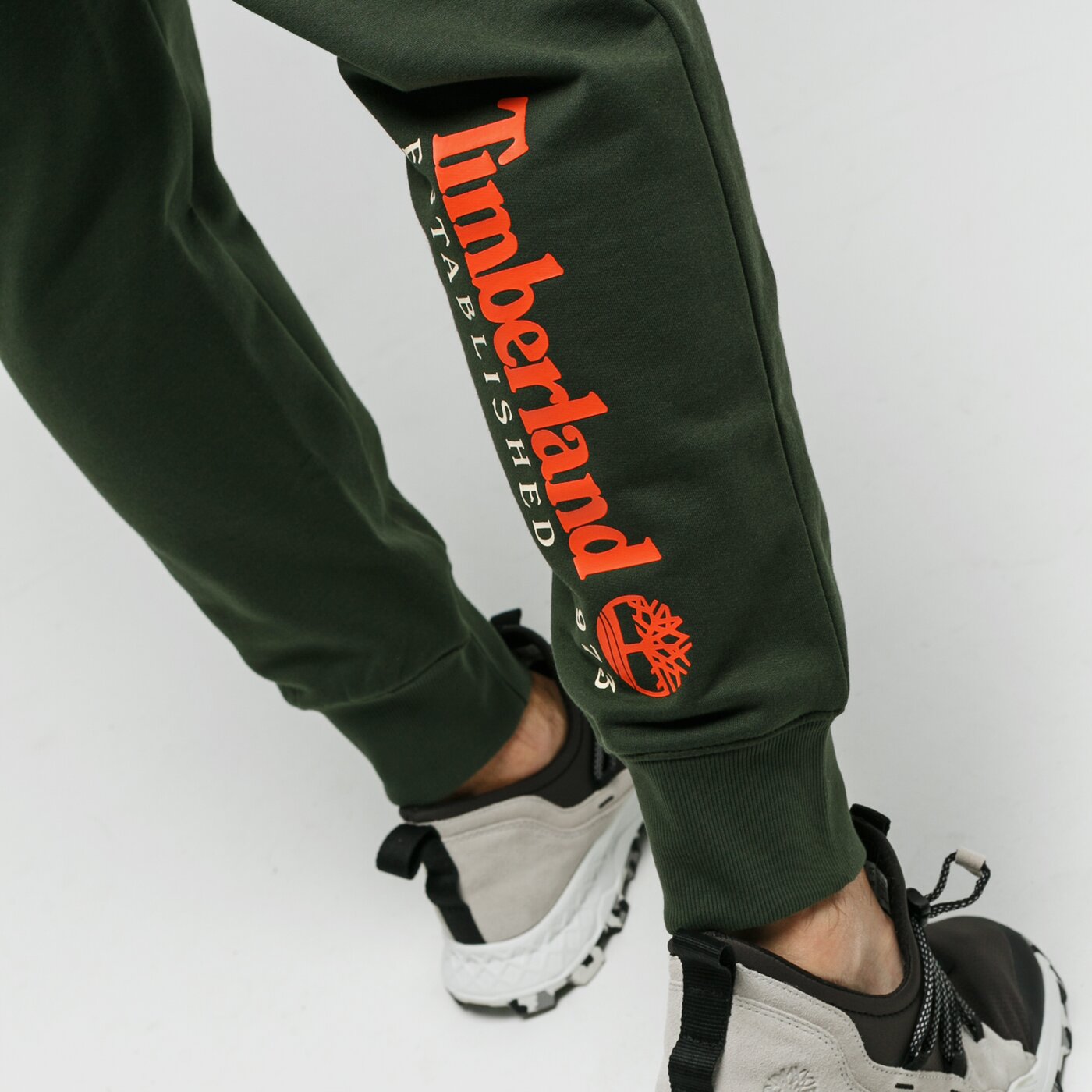 TIMBERLAND SPODNIE CORE ESTABLISHED 1973 TB0A1Z2QU311 | kolor zielony ...